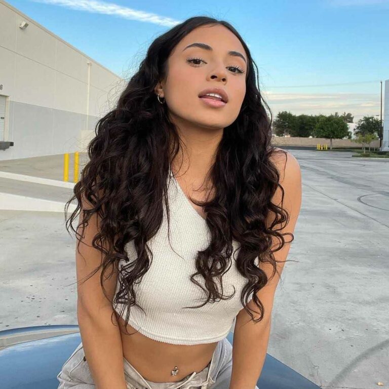 Social Media Star Leslie Contreras - Age, Boyfriend, Bio2021